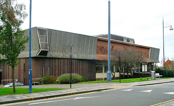 The Potteries Museum And Art Gallery, Hanley, Stoke-on-Trent ...